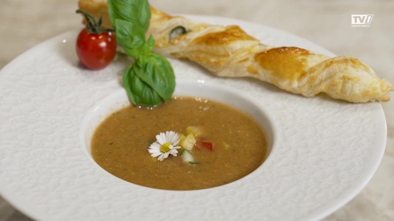 Gazpacho (kalte Gemüsesuppe) mit Blätterteigstangerl | SW 22-2026 ...